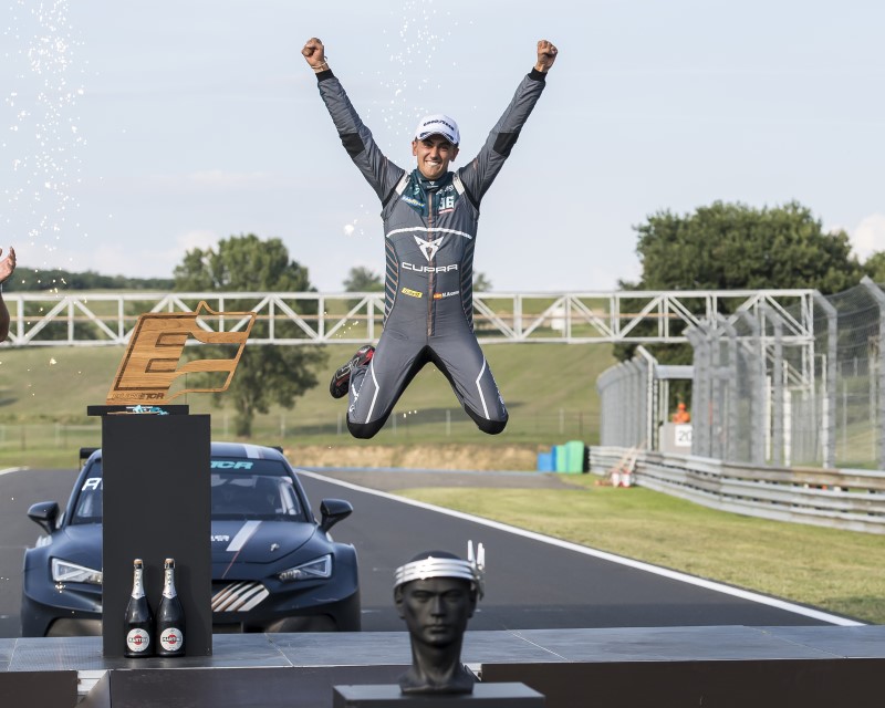 Mikel Azcona se proclama “Rey del fin de semana” en Hungría 🥇 ⚡ PUNTA ...